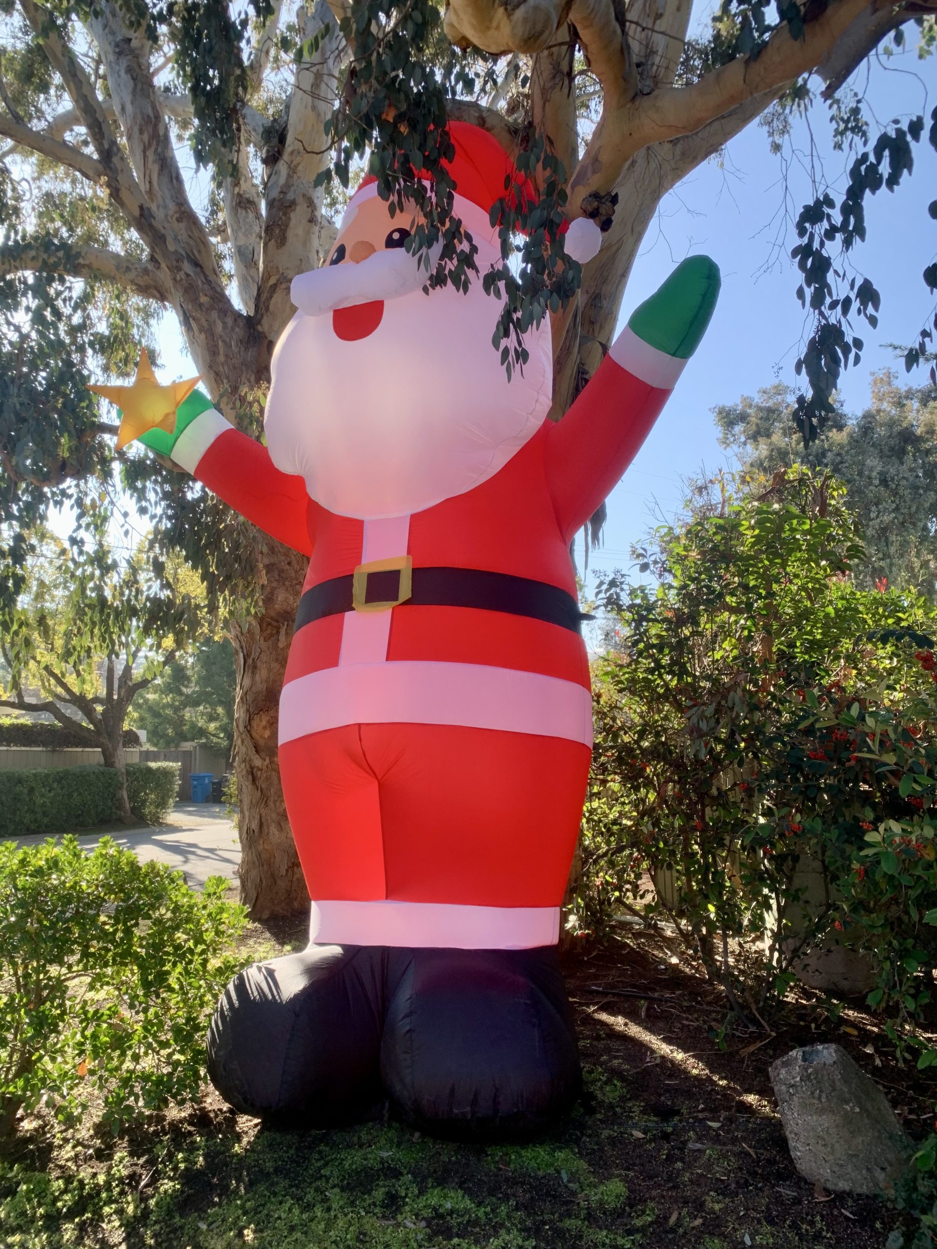 Spotted: Santa wishing you a Merry Christmas - InMenlo