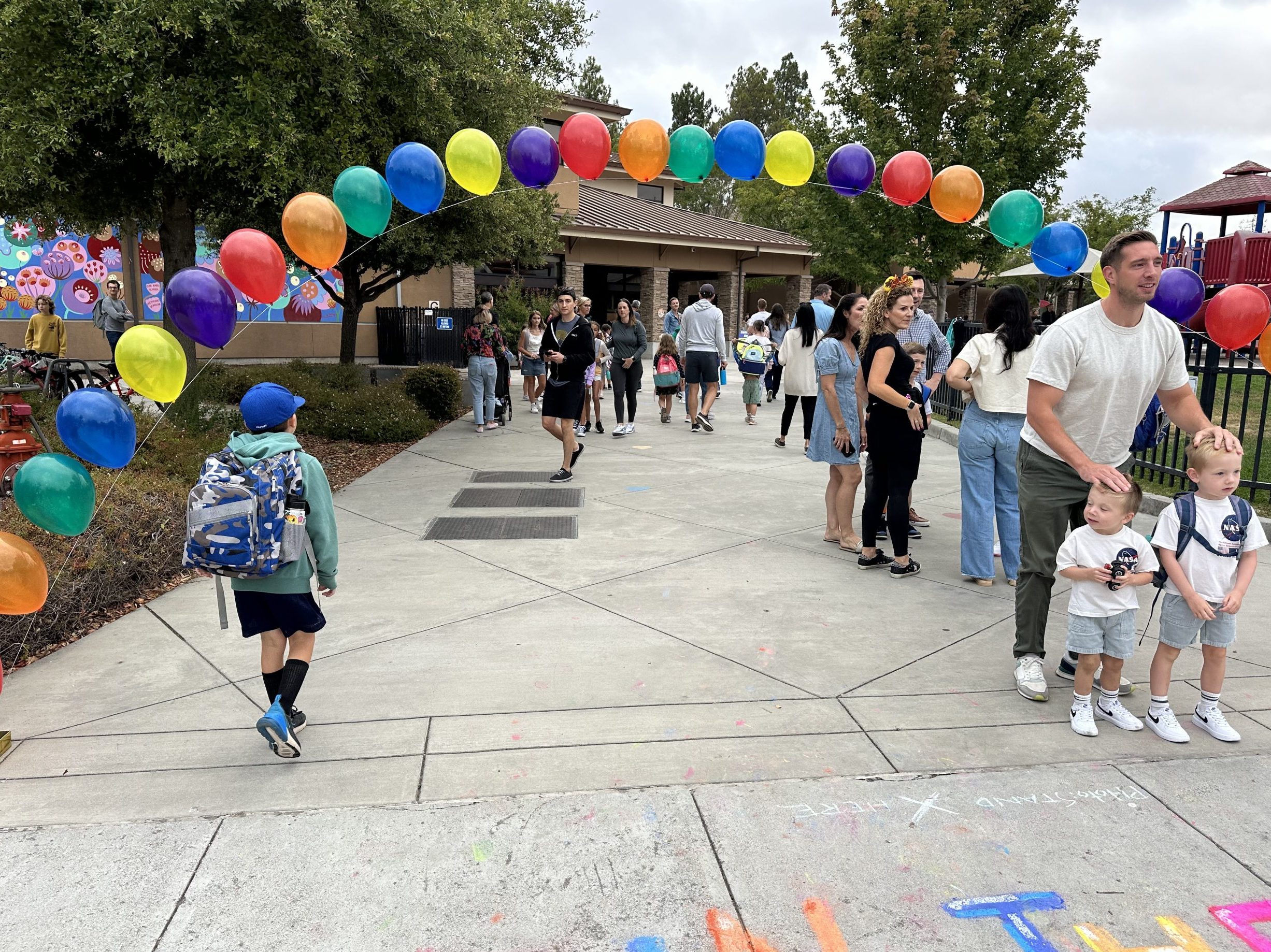 Oak Knoll kids greeted by Ollie the Otter chalk drawing - InMenlo