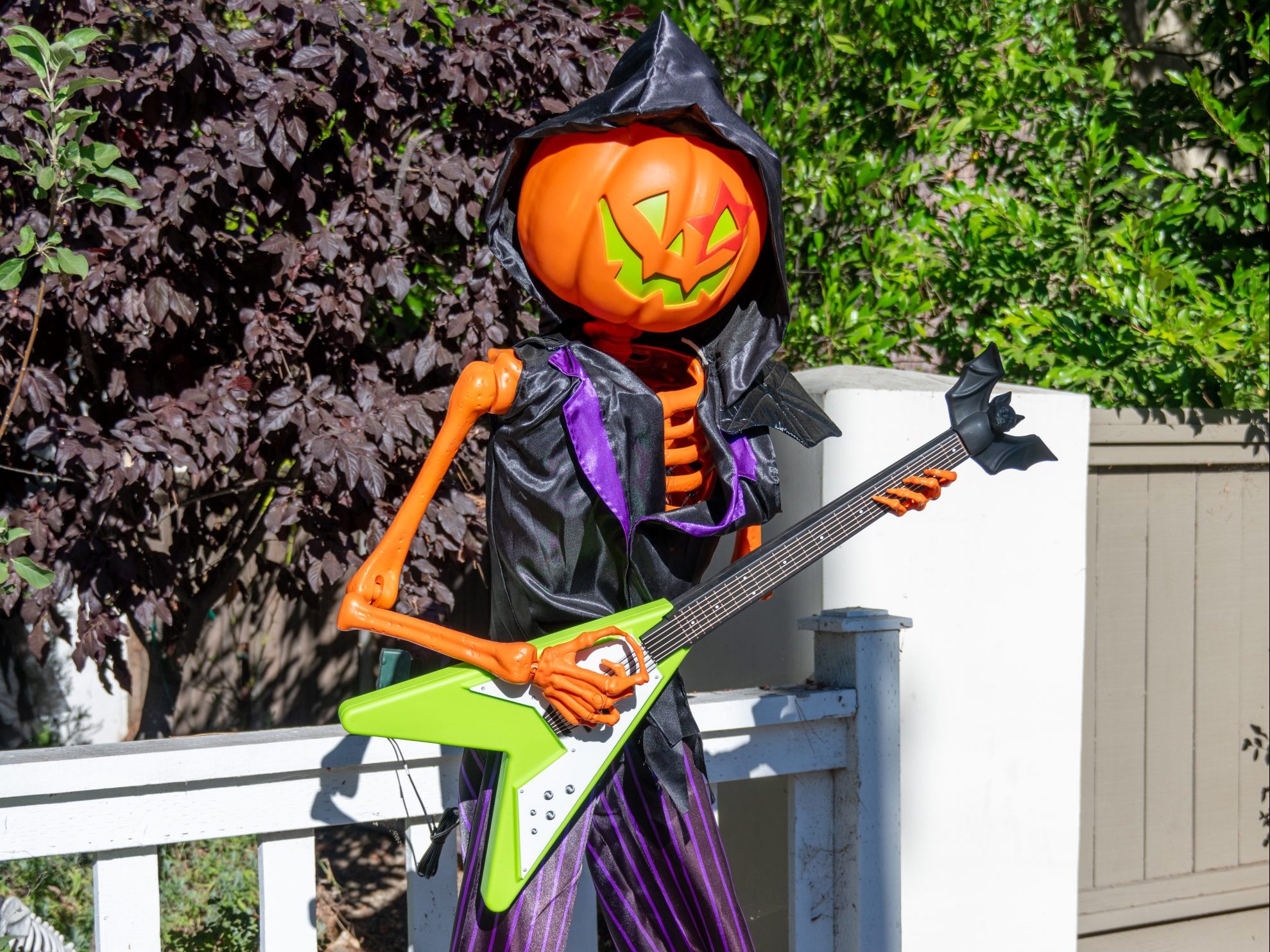 Spotted: Guitar playing pumpkin man - InMenlo