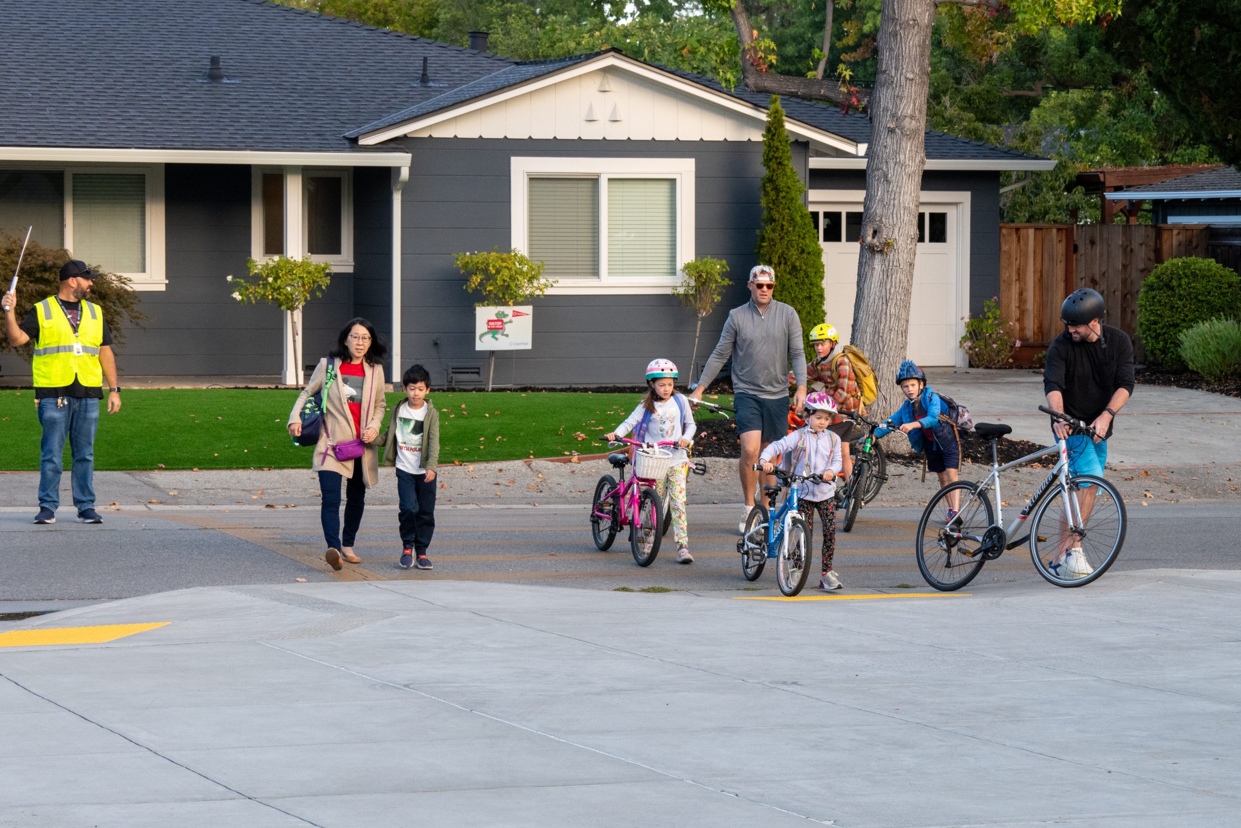 Oak Knoll students walked, biked and rolled their way to school - InMenlo