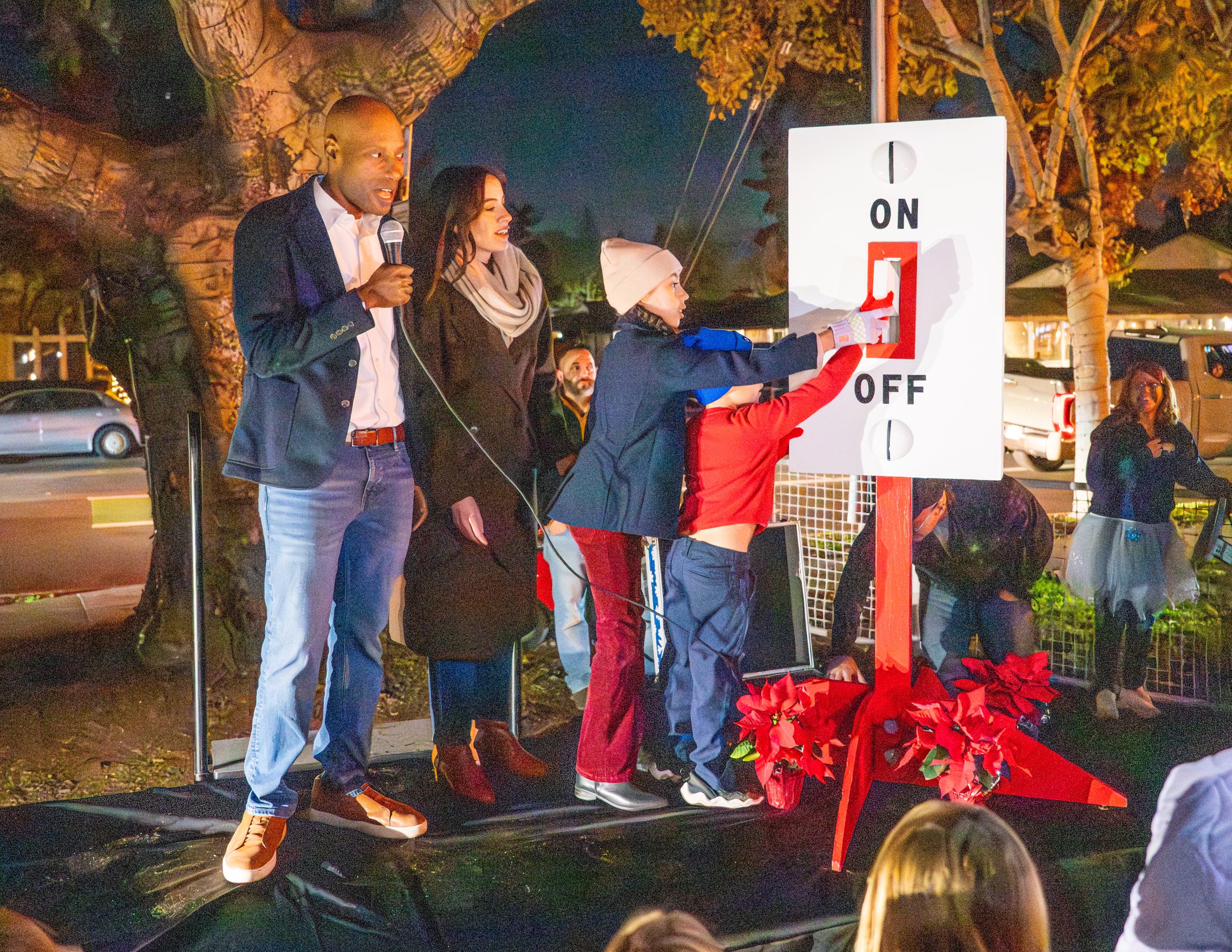 Great sights at the annual Fremont Park tree lighting - InMenlo